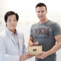 รีวิว Mr. Simon Farrow ดารา Hollywood ศัลยกรรมแก้ทรงจมูก